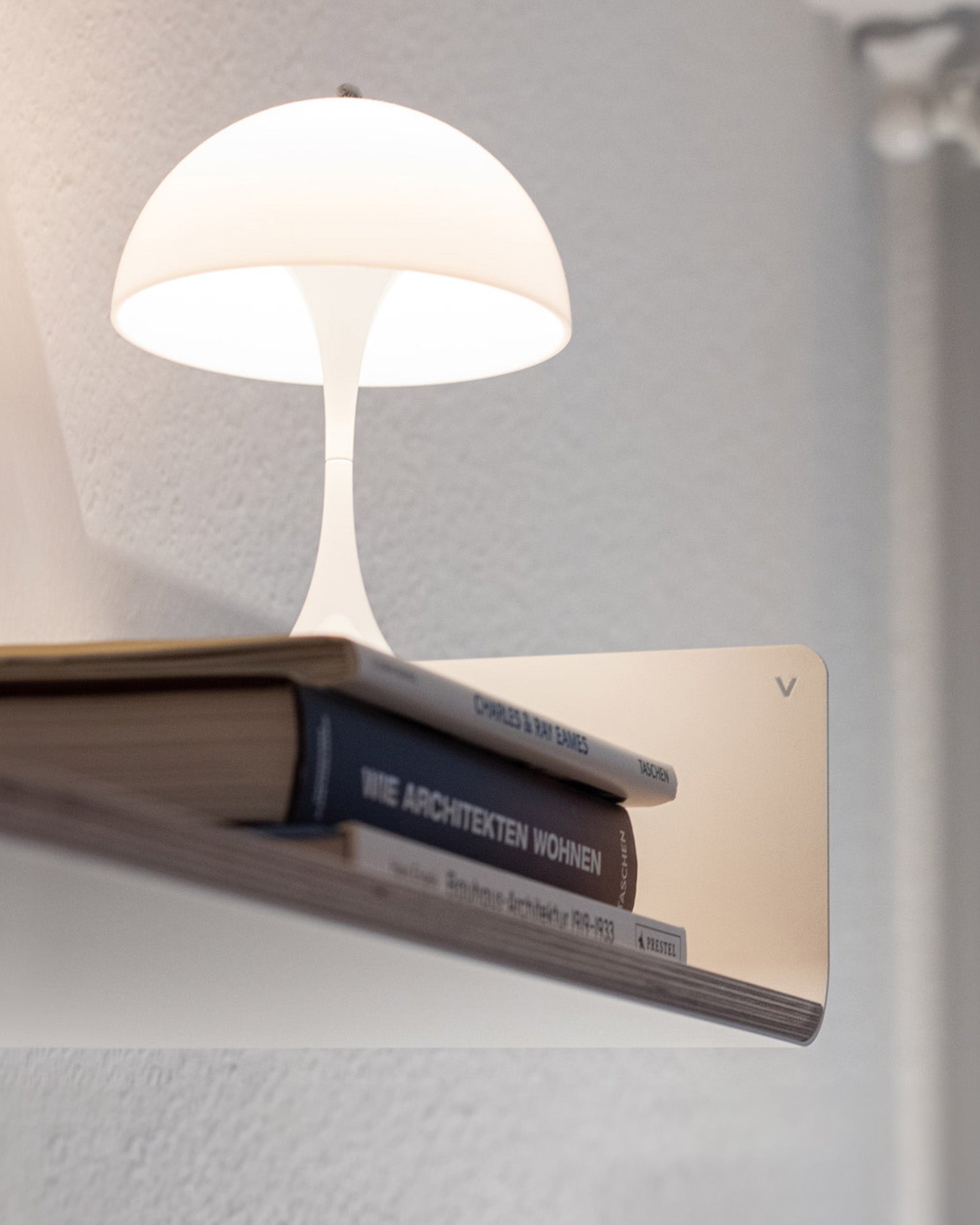 Moderne Wandregale im minimalistischen Design von Variand